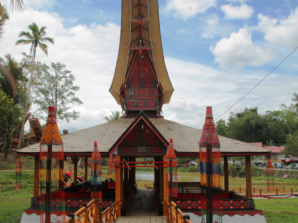 Eksotika Kubur Batu Tana Toraja di Desa Adat Kete Kesu - Indonesia Kaya