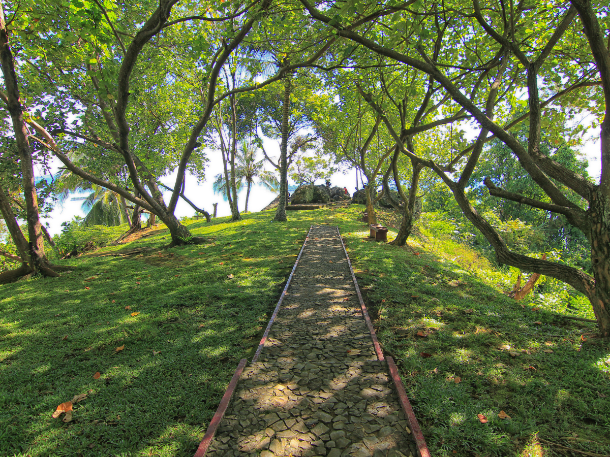 Gunung Padang, Bukit Legendaris Berpanorama Laut Biru dan Kota Padang ...