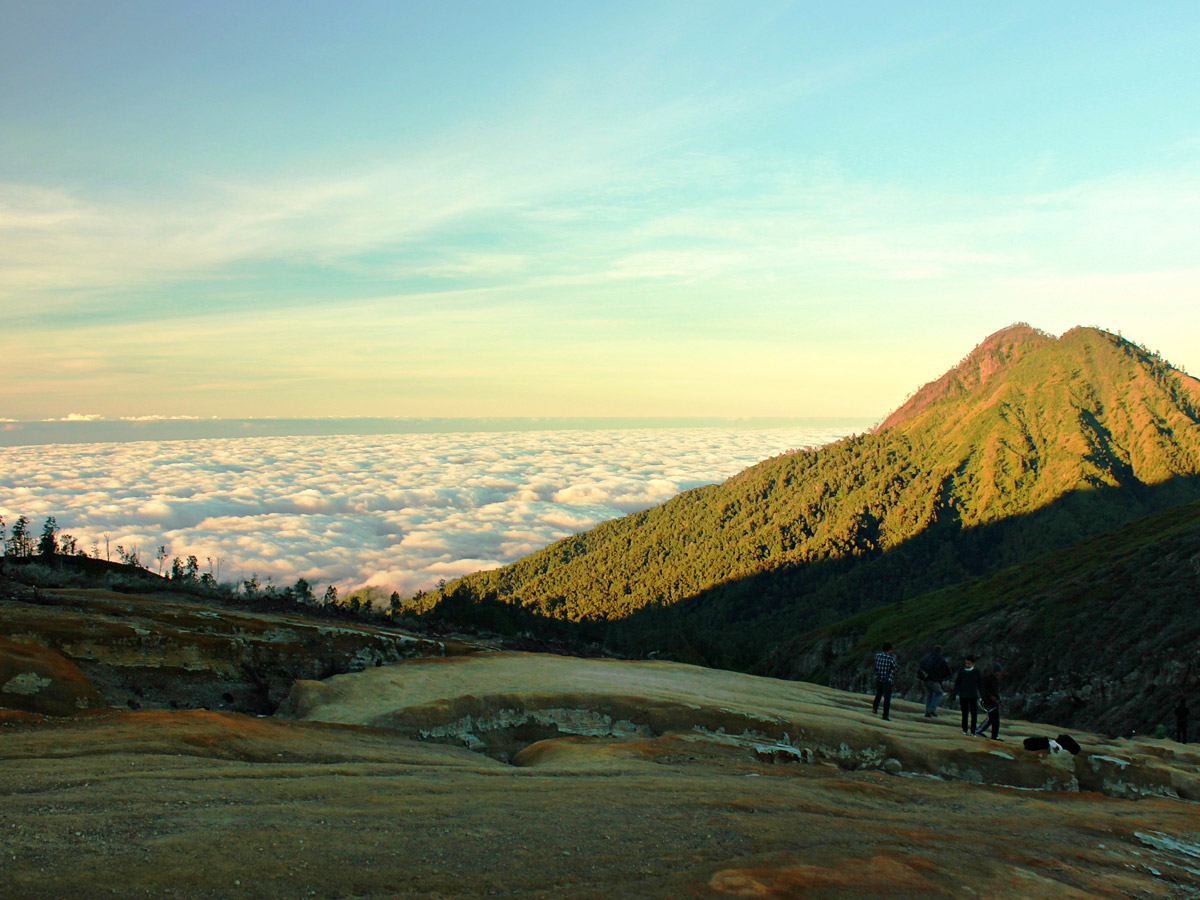 Kawah Ijen, Danau dan Kaldera Terindah di Atas Awan - Indonesia Kaya