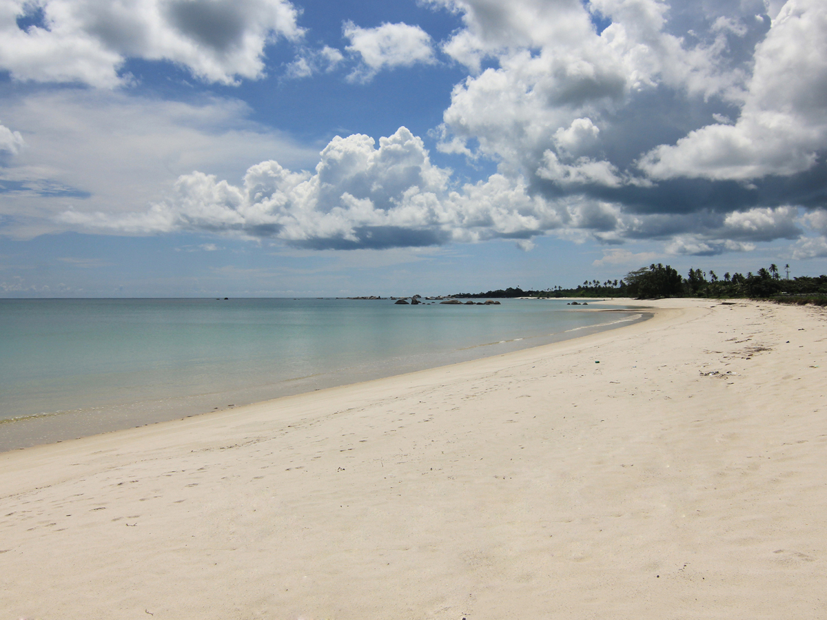 Memandangi Laut Lepas di Pantai Mabai - Indonesia Kaya