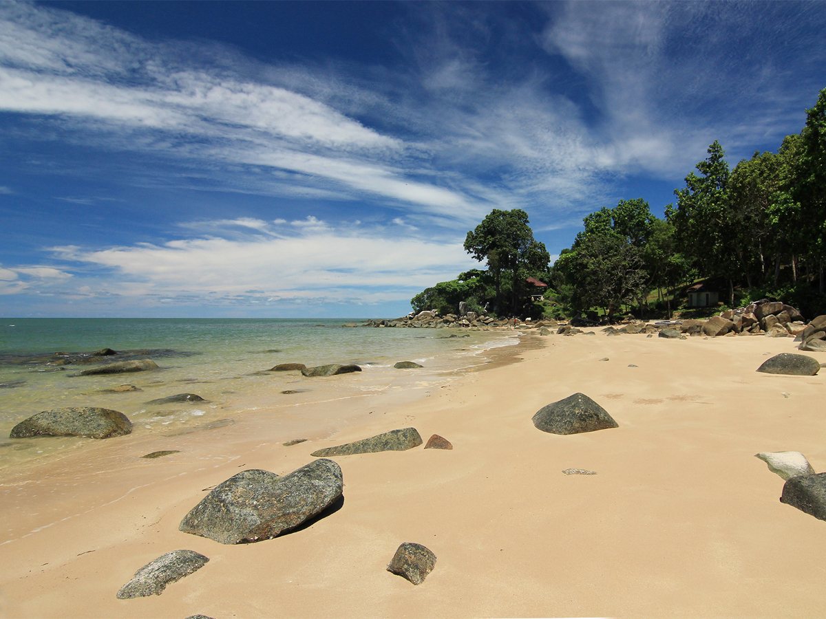 Menikmati Keheningan Suasana di Pantai Tanjung Batu - Indonesia Kaya