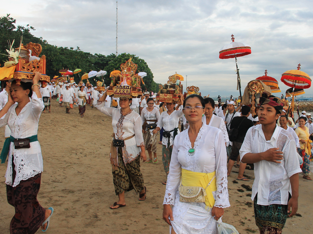 Meraih Kesucian Diri Menjelang Nyepi dalam Upacara Melasti - Indonesia Kaya