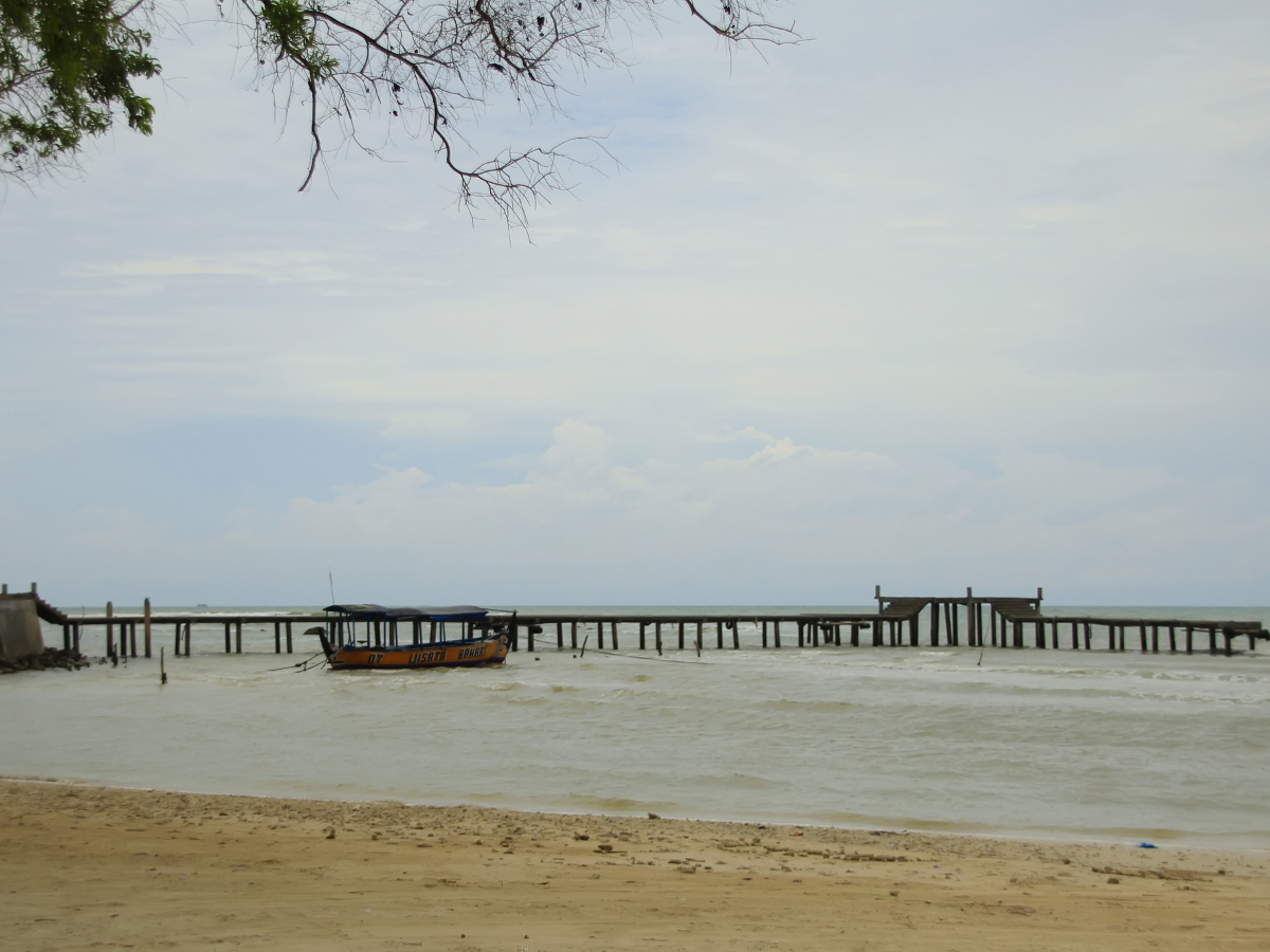 Pesona Kelembutan Pasir Putih Pantai Bandengan - Indonesia Kaya