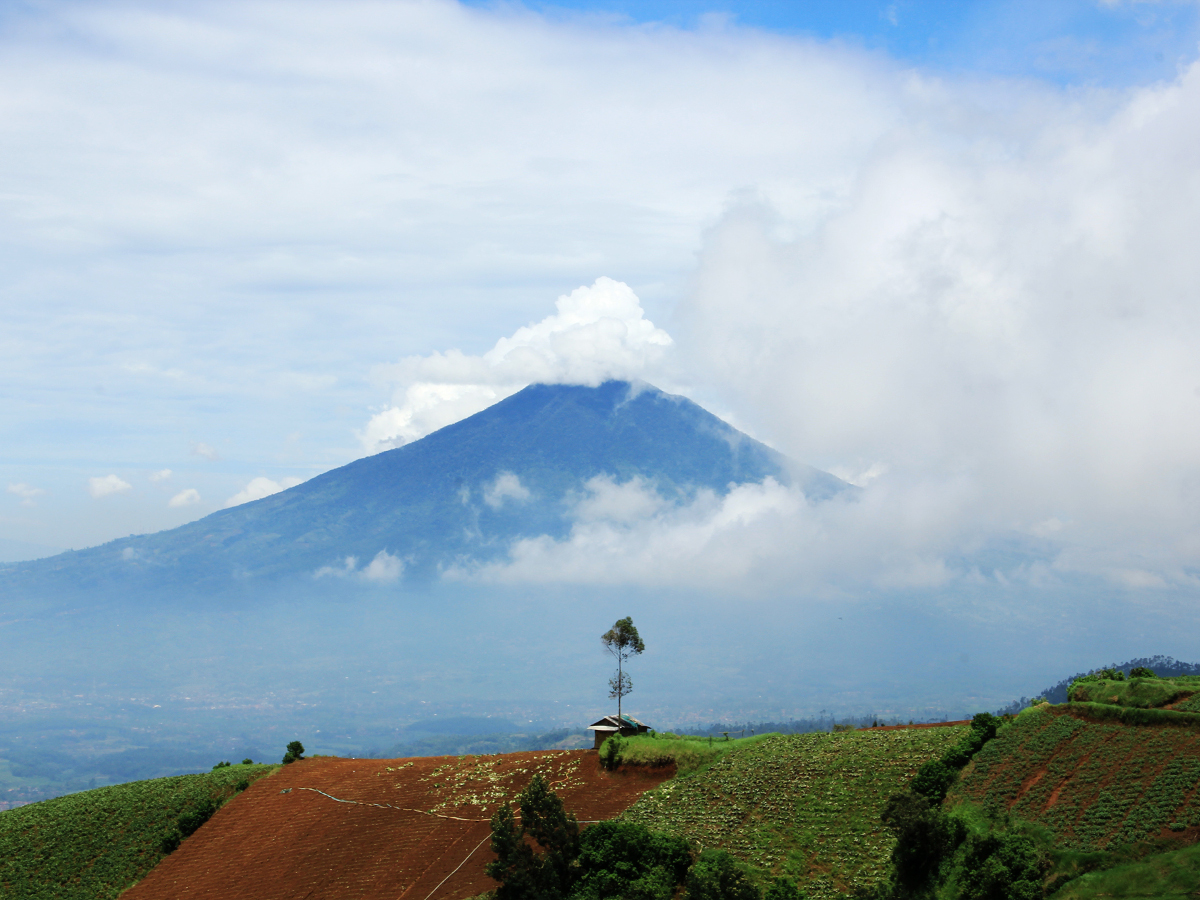 Sajian Panorama Pegunungan Garut di Puncak Darajat - Indonesia Kaya