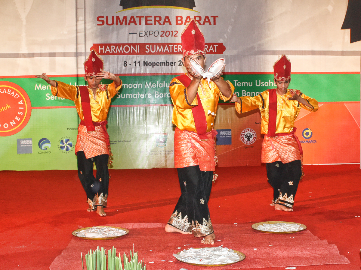 Tari Piring, Warisan Budaya Minangkabau yang Sarat Makna - Indonesia Kaya