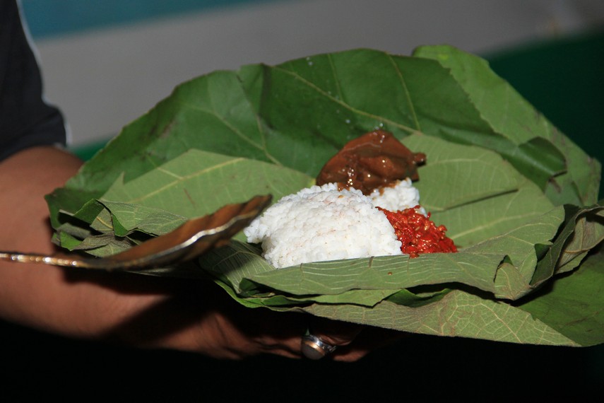 Alat Penyajian Kuliner Tradisional Nasi Jamblang Menggunakan Daun ...